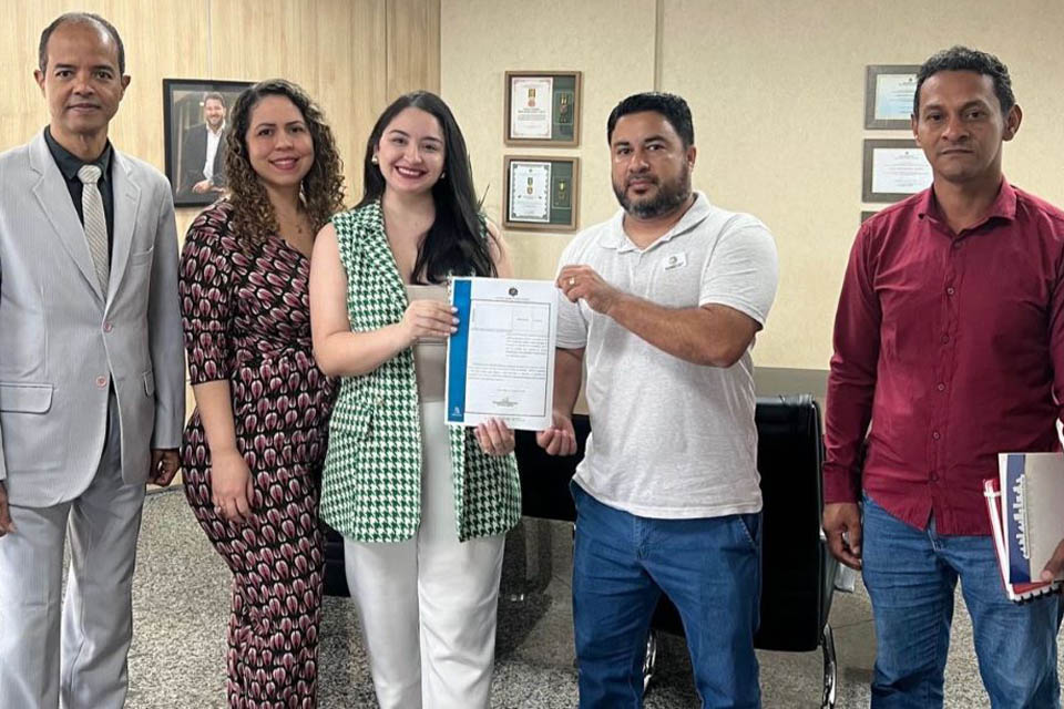 Alex Redano indica aquisição de tablets para educação municipal em ...