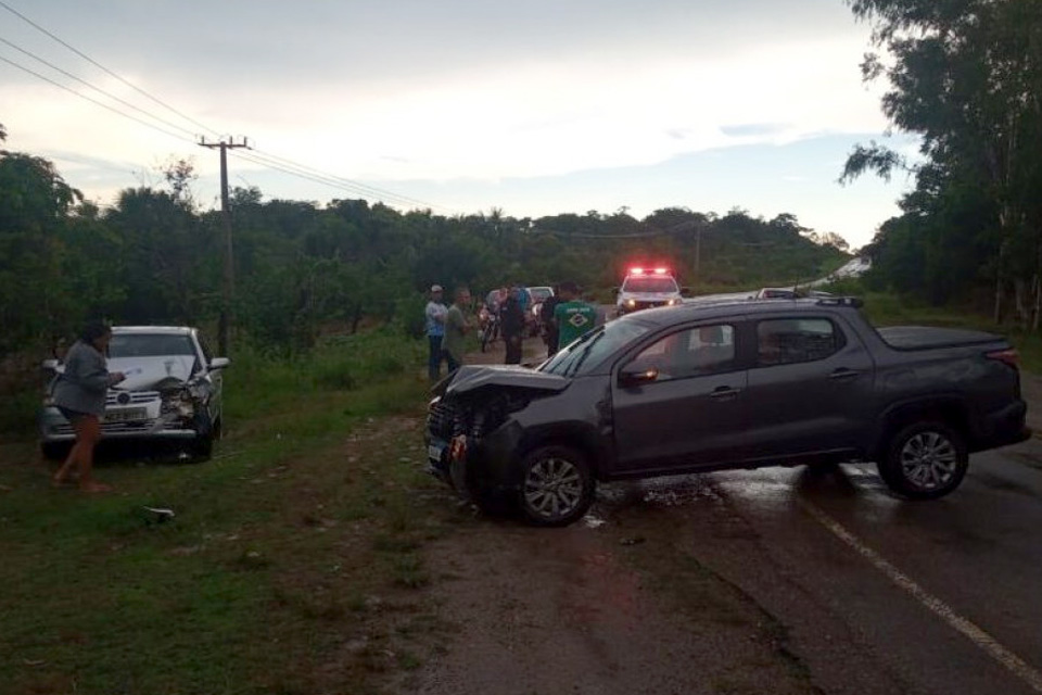 Colisão frontal entre dois carros deixa feridos na RO 383 | Polícia | Rondônia Dinâmica